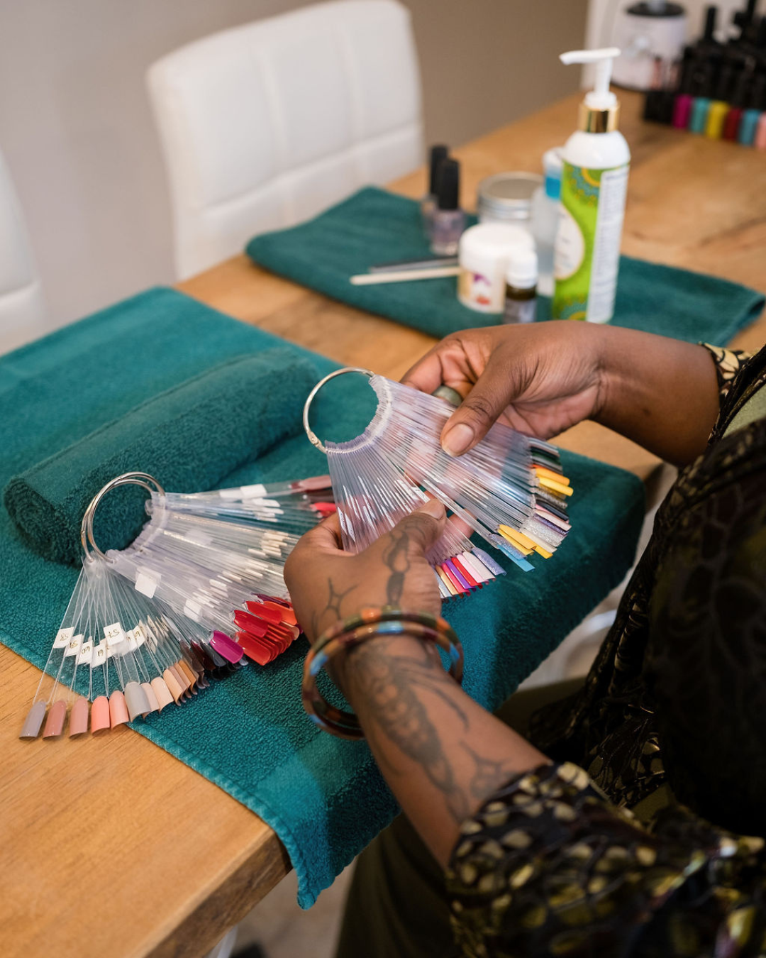 A Comprehensive Guide to Nail Services: Regular Polish vs Gel Polish